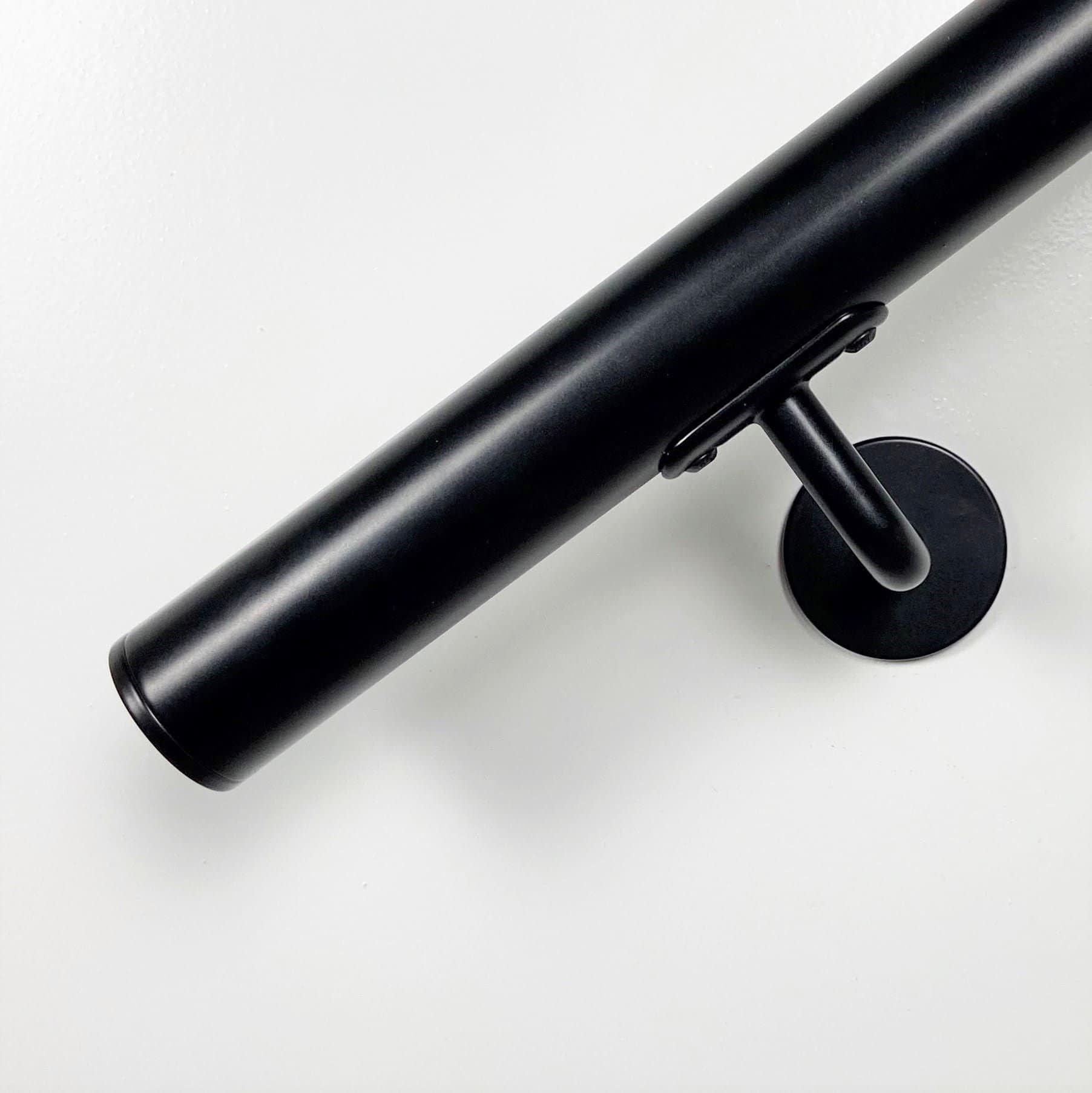 Zwarte ronde trapleuning met leuningdragers | Trapleuningexpert.nl ...