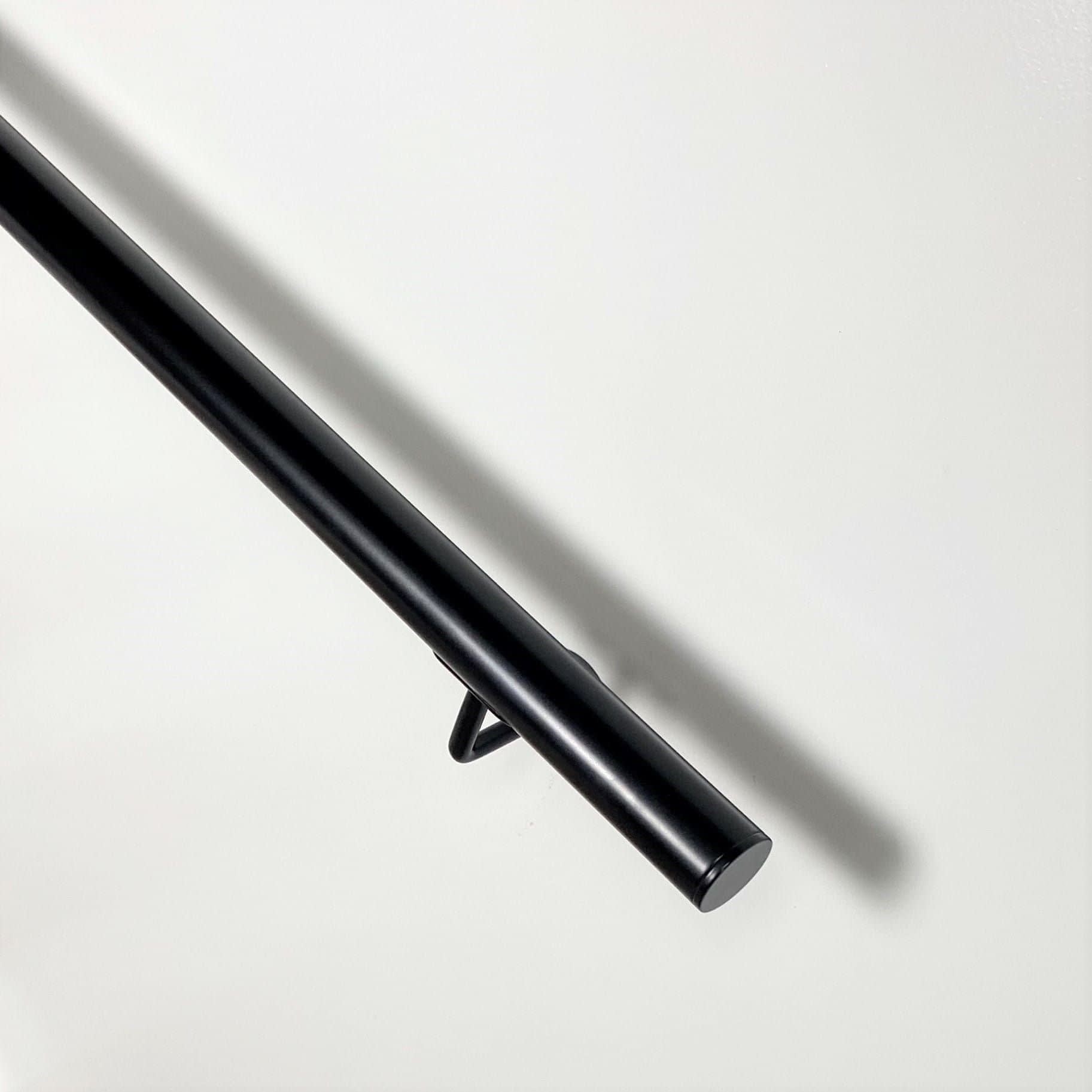 Zwarte ronde trapleuning met leuningdragers | Trapleuningexpert.nl ...