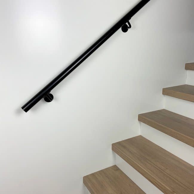 Zwarte ronde trapleuning met leuningdragers | Trapleuningexpert.nl ...