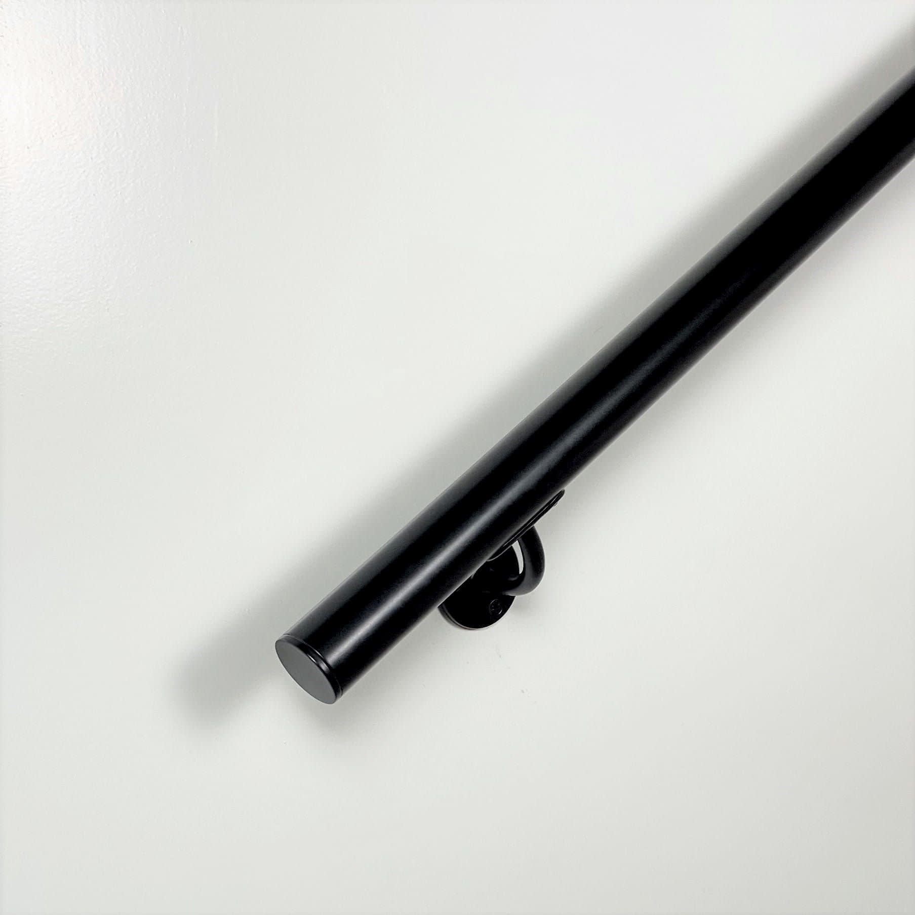 Zwarte ronde trapleuning met leuningdragers | Trapleuningexpert.nl ...