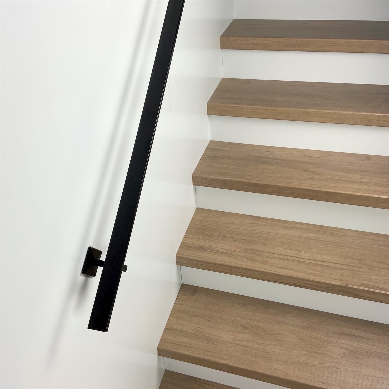 Zwarte stalen (rvs) trapleuning | Plat (40x10 mm) - Trapleuningexpert