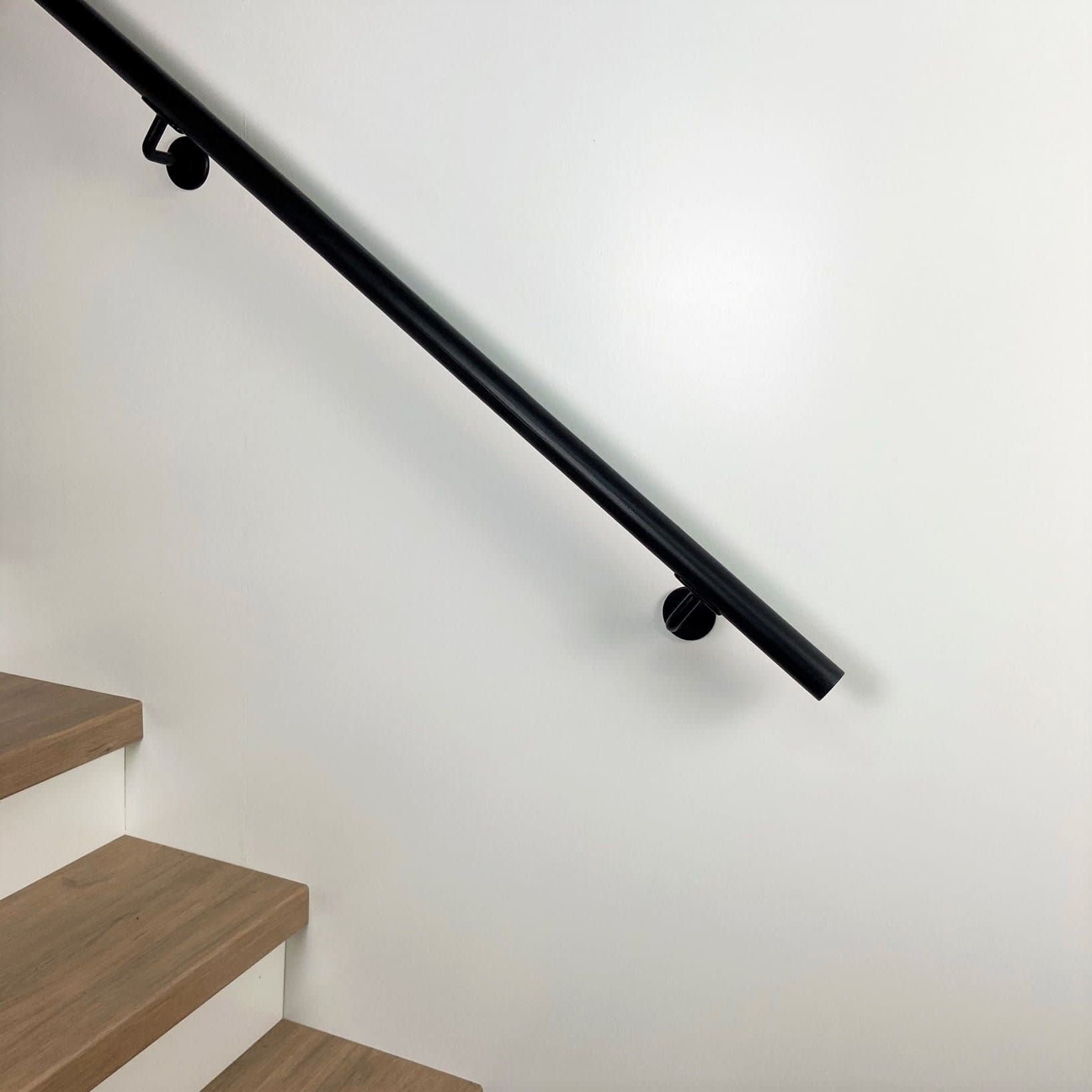 Zwart hardhouten trapleuning | Rond (38 mm) - Trapleuningexpert