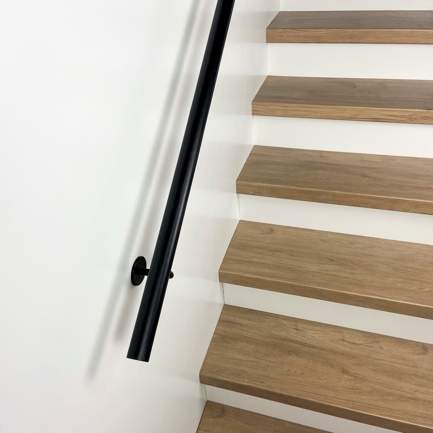 Houten trapleuning rond: Hardhout - Zwart - Trapleuningexpert