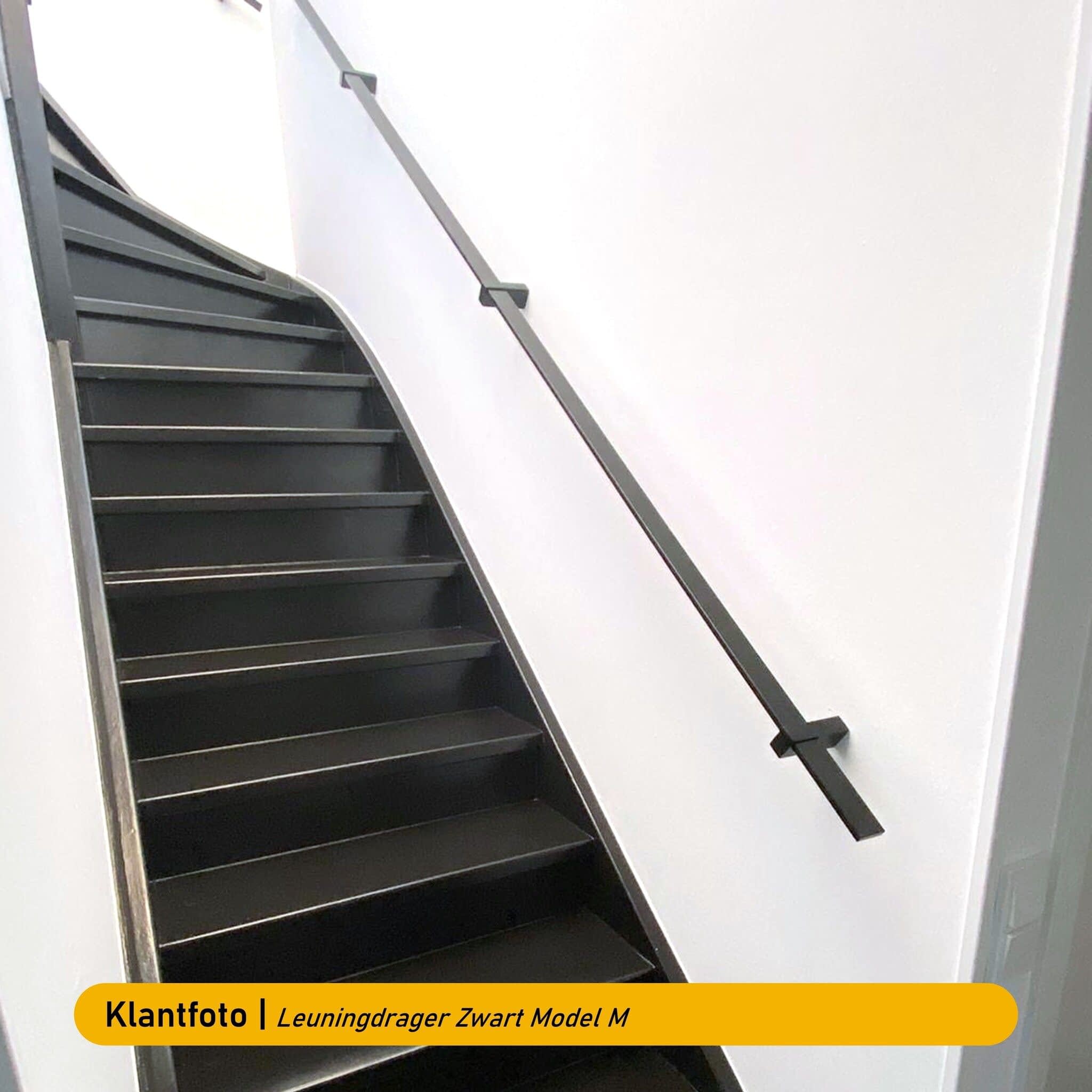 Zwarte stalen (rvs) trapleuning | Plat (40x10 mm) - Trapleuningexpert