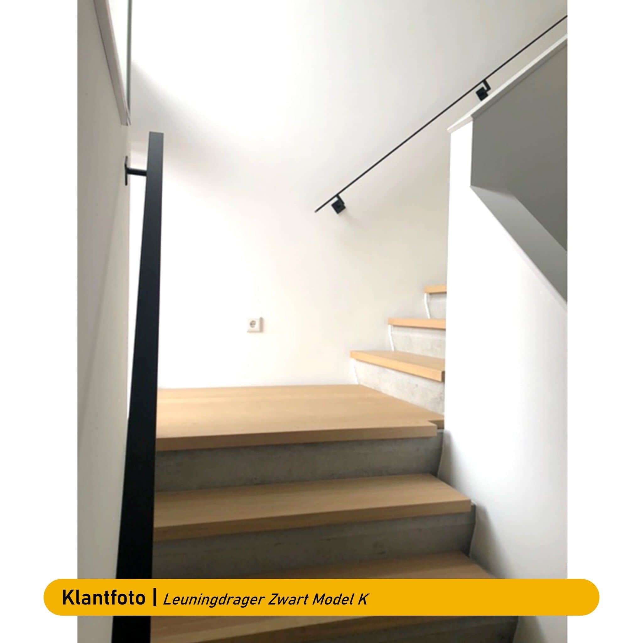 Zwarte stalen (rvs) trapleuning | Plat (40x10 mm) - Trapleuningexpert